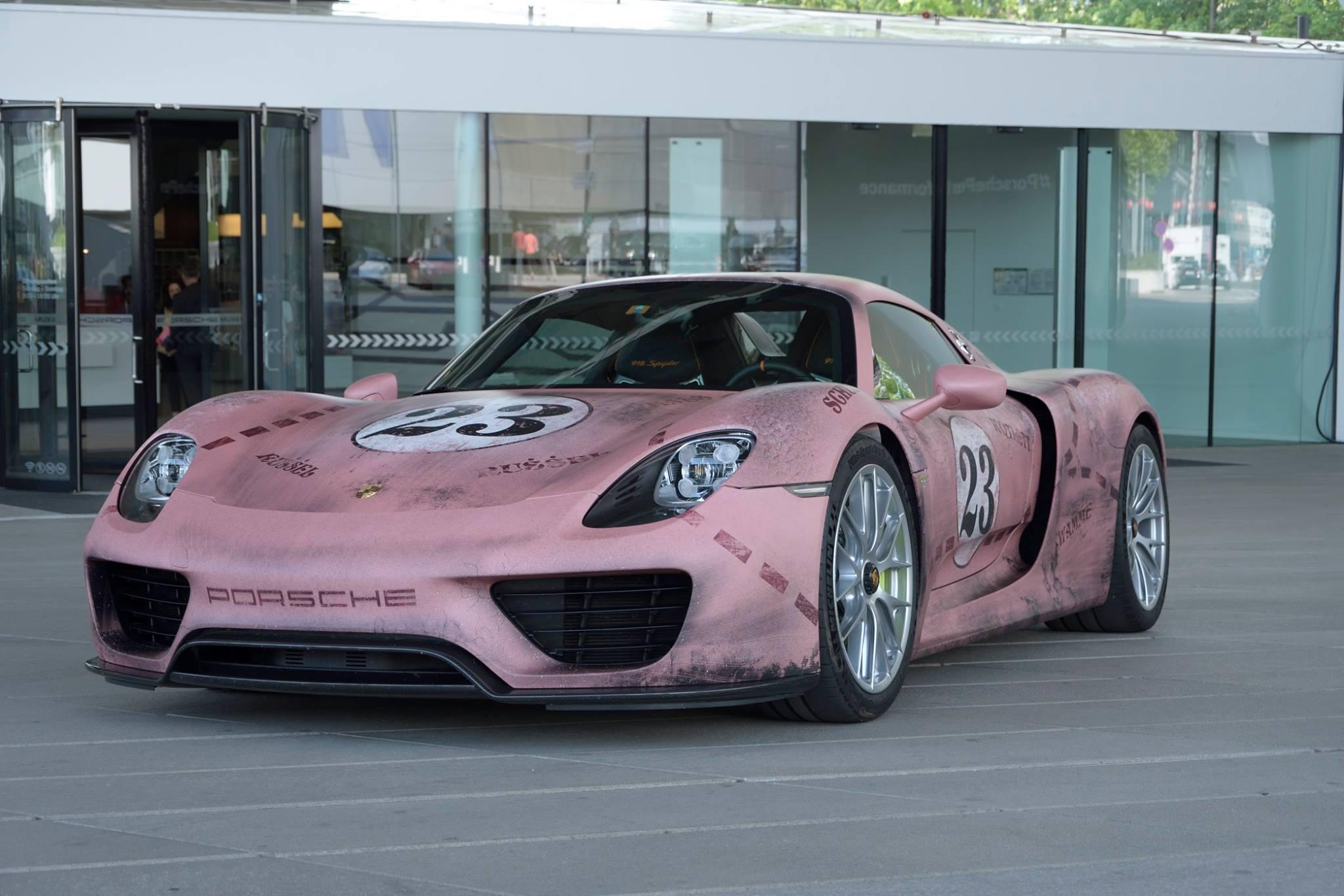Porsche 918 Spyder Pink Pig bezoekt het Porsche Museum - TopGear
