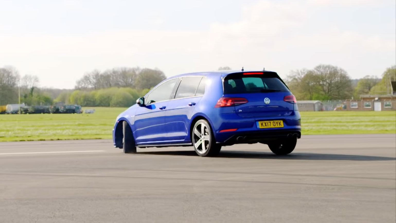 Aan de elektrische handrem trekken tijdens het rijden - TopGear