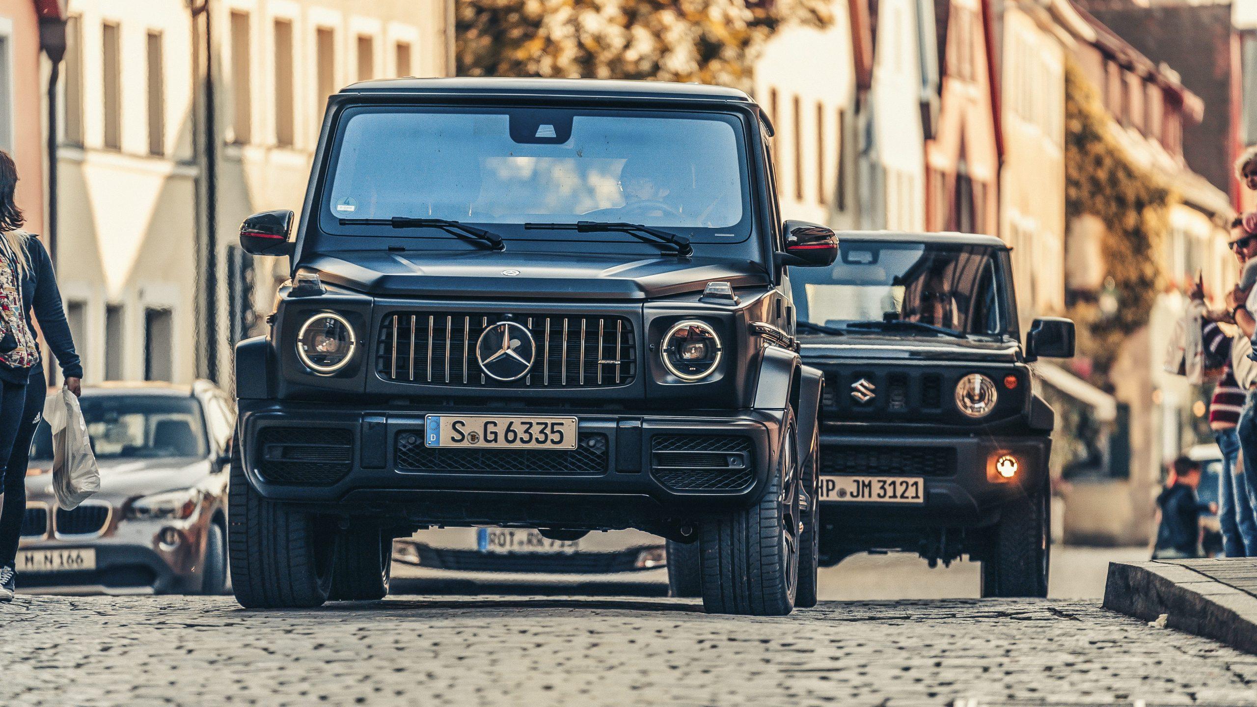Mercedes-AMG G 63 vs Suzuki Jimny (2019) - TopGear Nederland