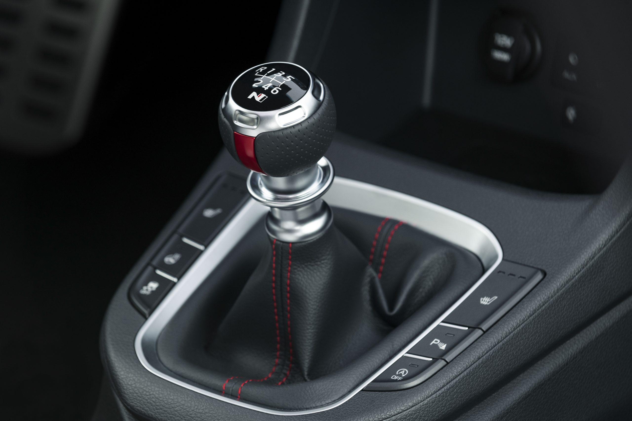 Geluid bij achteruitrijden: waarom jankt de auto zo? - TopGear