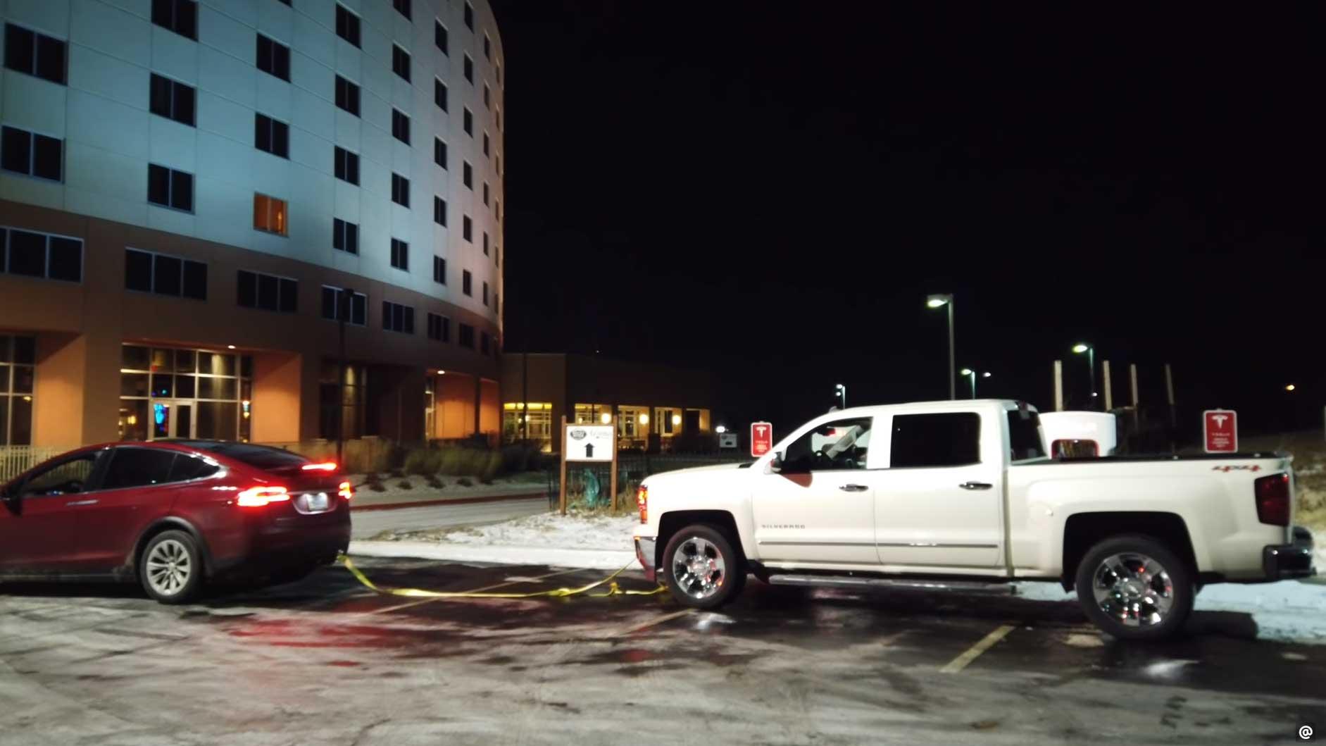 Tesla Model X sleept blokkerende pick-up - TopGear Nederland