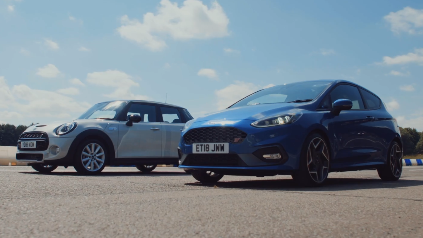 Ford Fiesta ST vs Mini Cooper S in een dragrace - TopGear Nederland