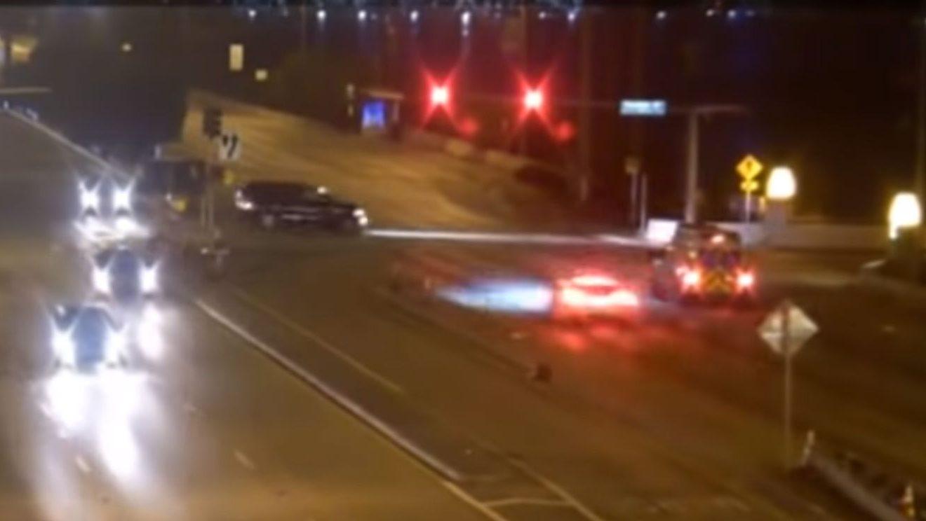 Tesla rijdt met 200 door rood licht, raakt SUV - TopGear Nederland