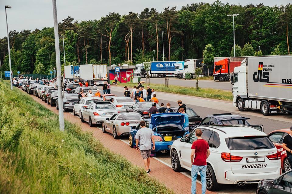 122 supercars racen over de Autobahn met 250+ - TopGear Nederland
