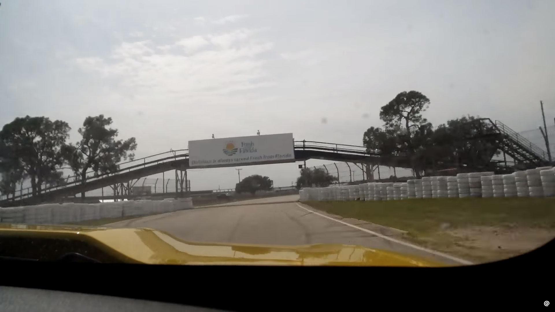 Coureur lost falende remmen perfect op - TopGear Nederland