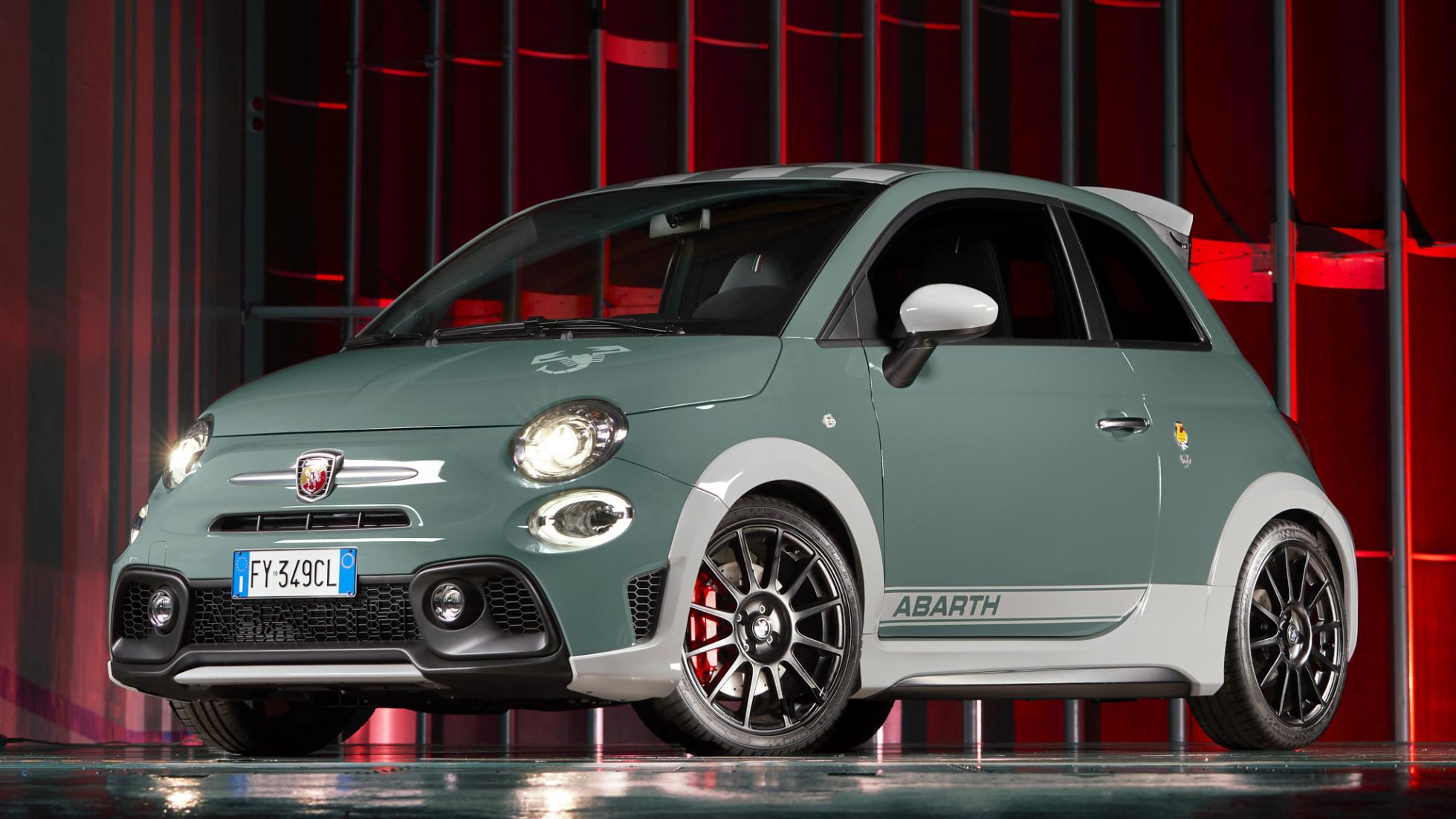 Abarth 695 70th Anniversario krijgt de pet van Ome Willem - TopGear