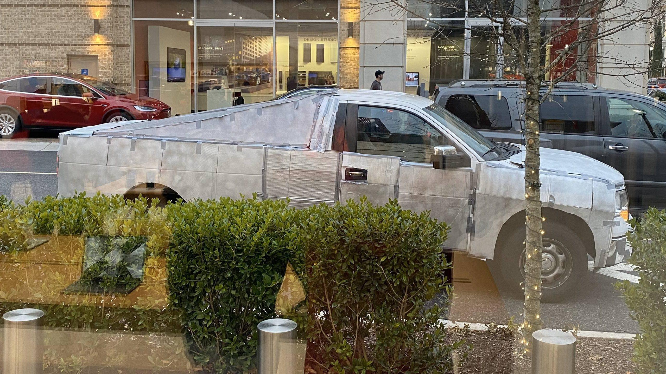 Redneck Cybertruck trollt Tesla voor showroom - TopGear Nederland