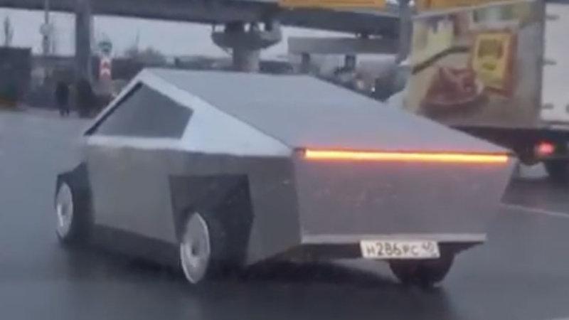 Cybertruck-replica in Rusland gespot - TopGear Nederland