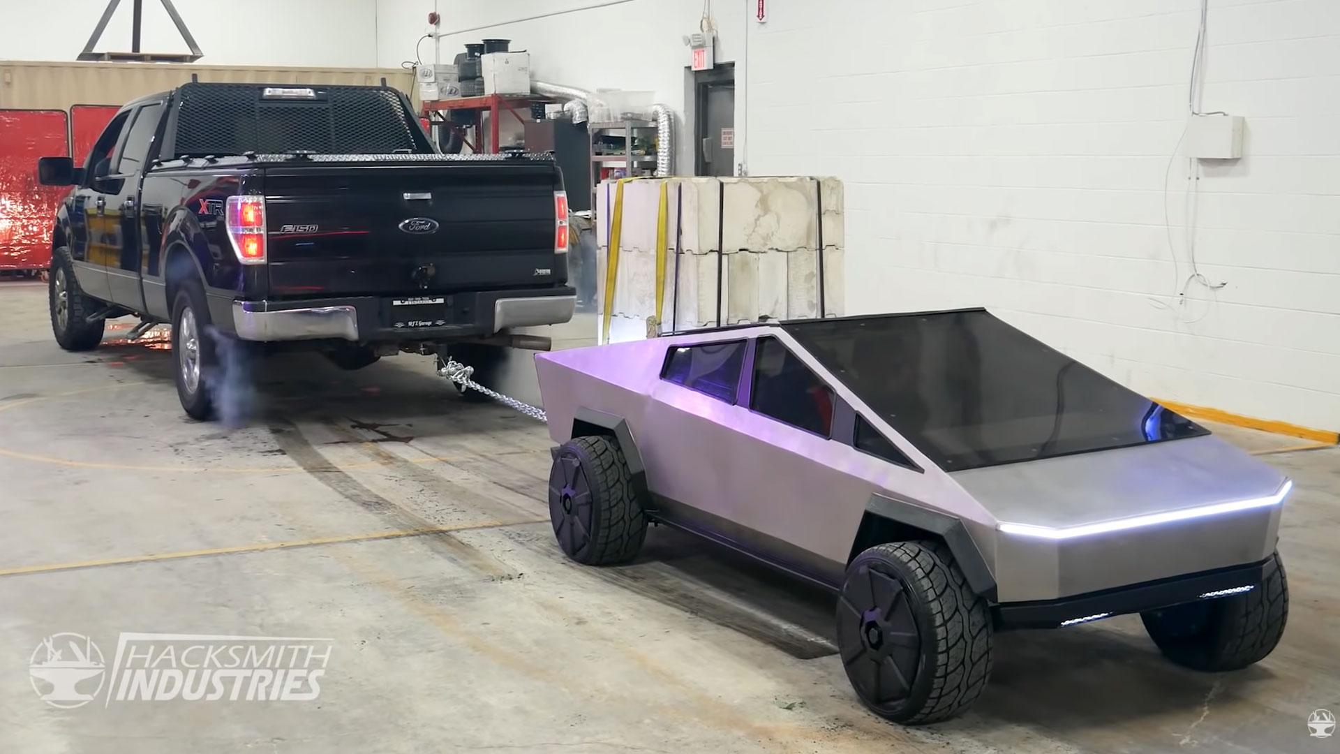 Mini-Cybertruck doet touwtrekken met F-150 - TopGear
