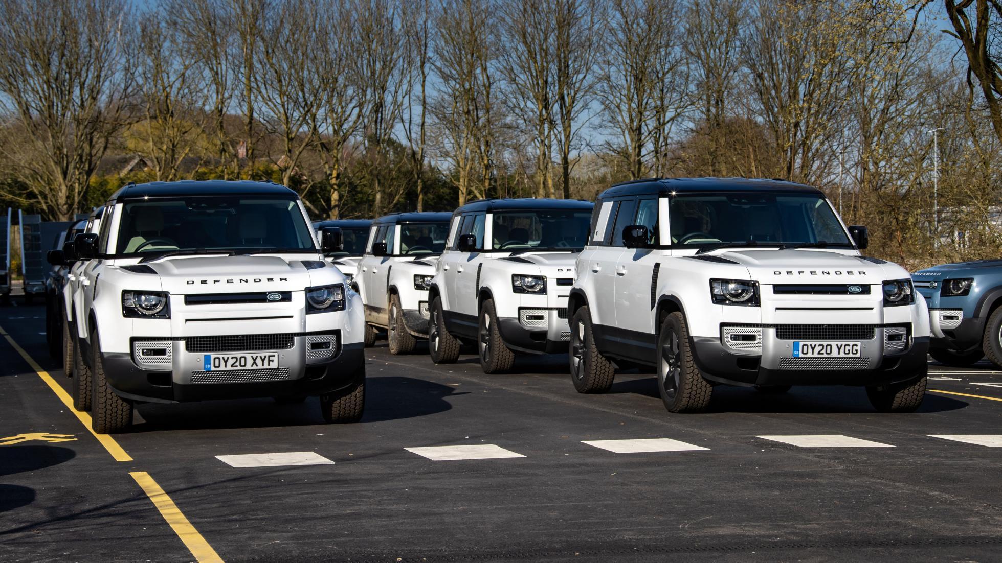 Land Rover zet 27 Defenders in tegen corona - TopGear Nederland