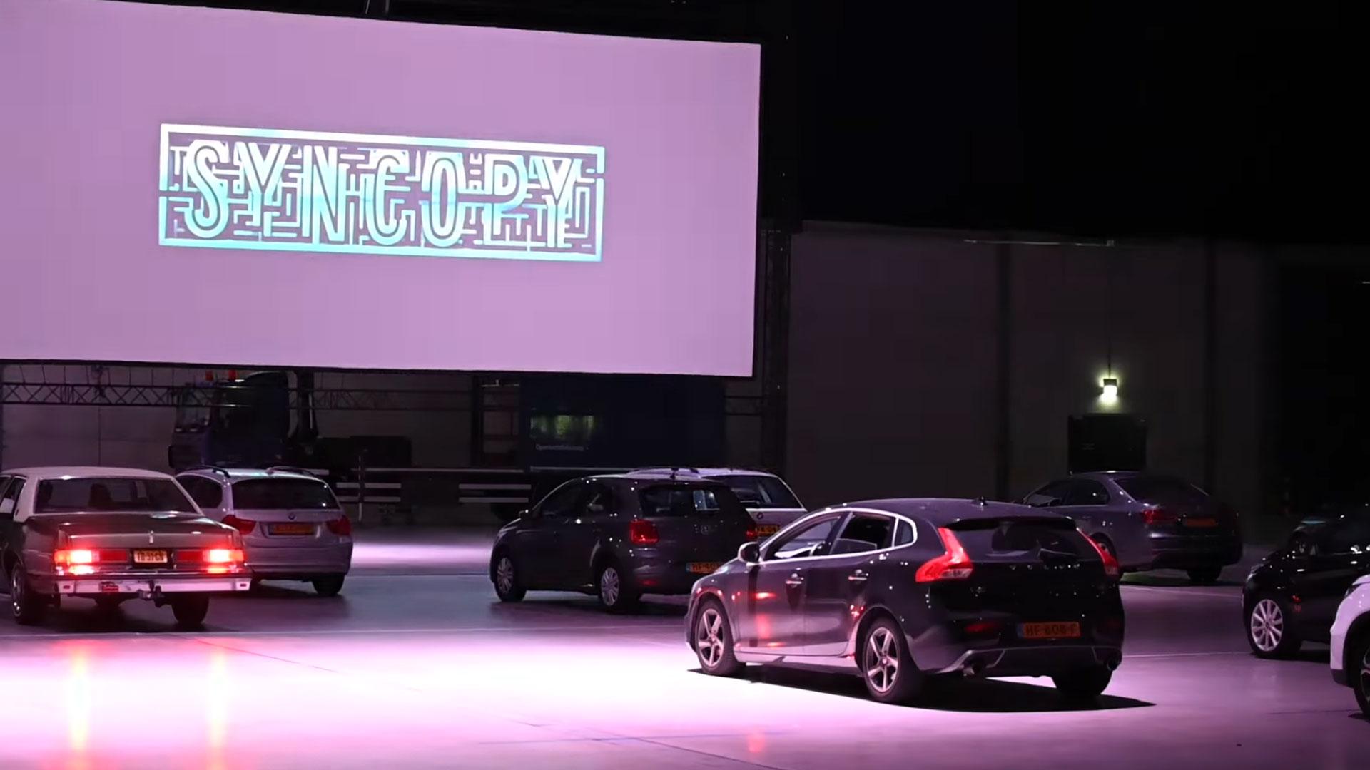Indoor drive-in bioscoop is ideaal met deze temperaturen - TopGear