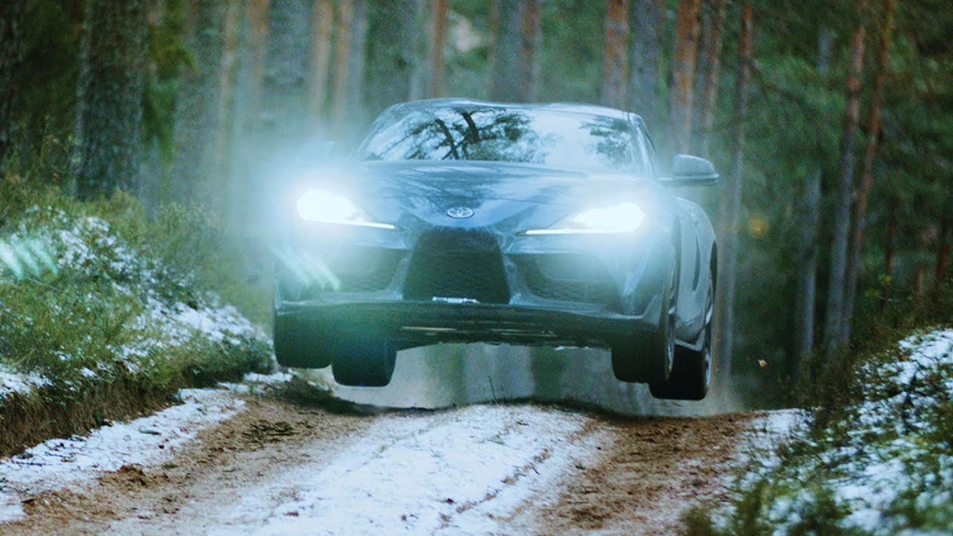Toyota Supra springt door de bossen - TopGear Nederland