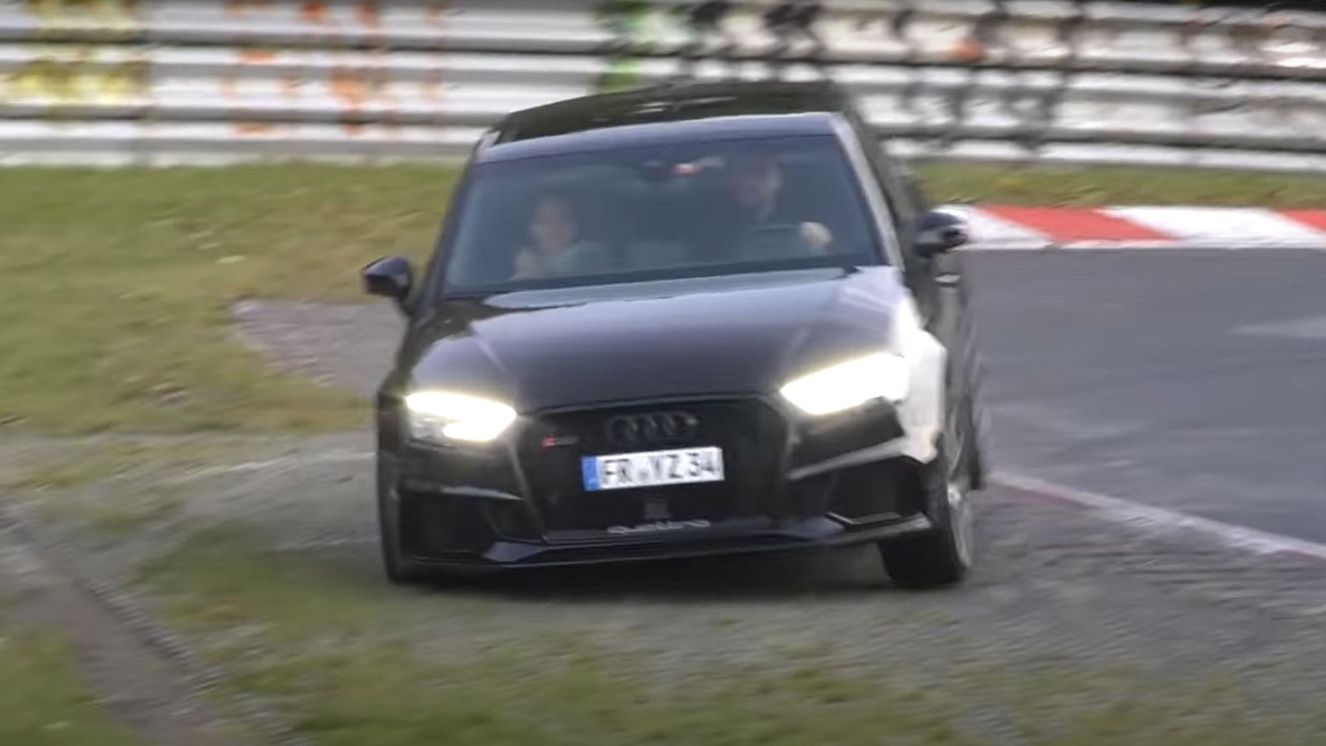 Audi RS 3 crasht bijna, bijrijder reageert gepast - TopGear Nederland