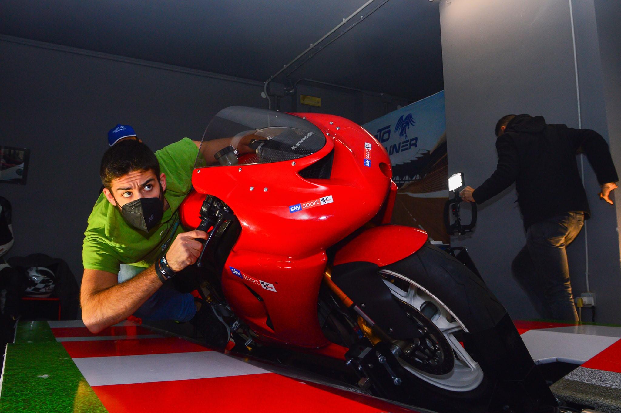 Jouw motorfiets als MotoGP-simulator? Dit is de Moto Trainer - TopGear