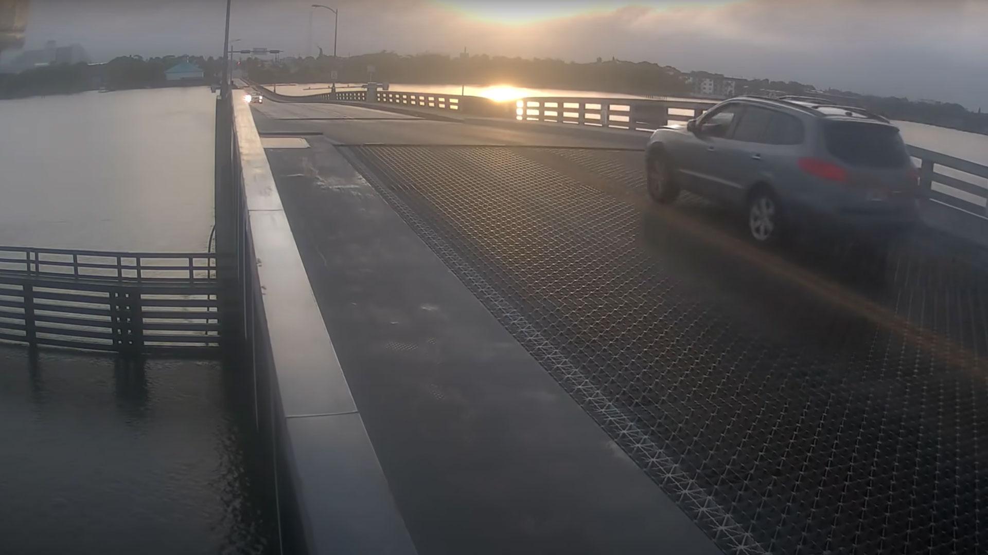 Hyundai springt over open brug - TopGear Nederland
