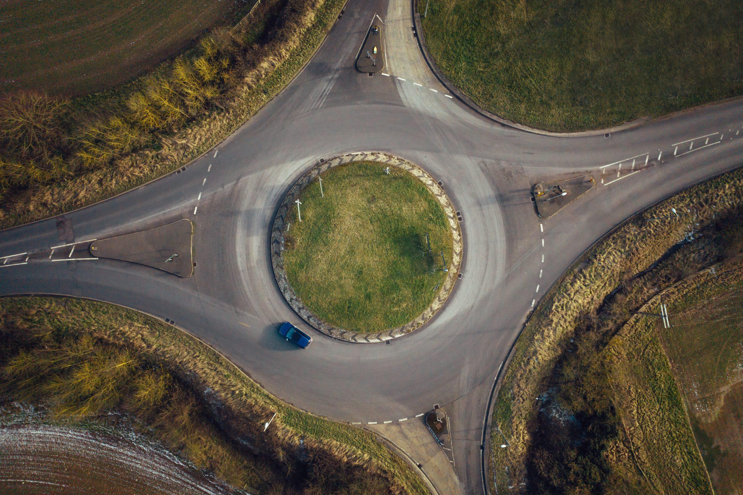 Trucje van Verstappen helpt je brandstof besparen bij rotondes