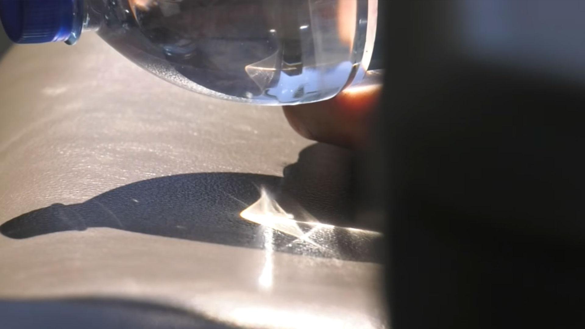 Waterflesje in de zon kan brand veroorzaken - TopGear Nederland