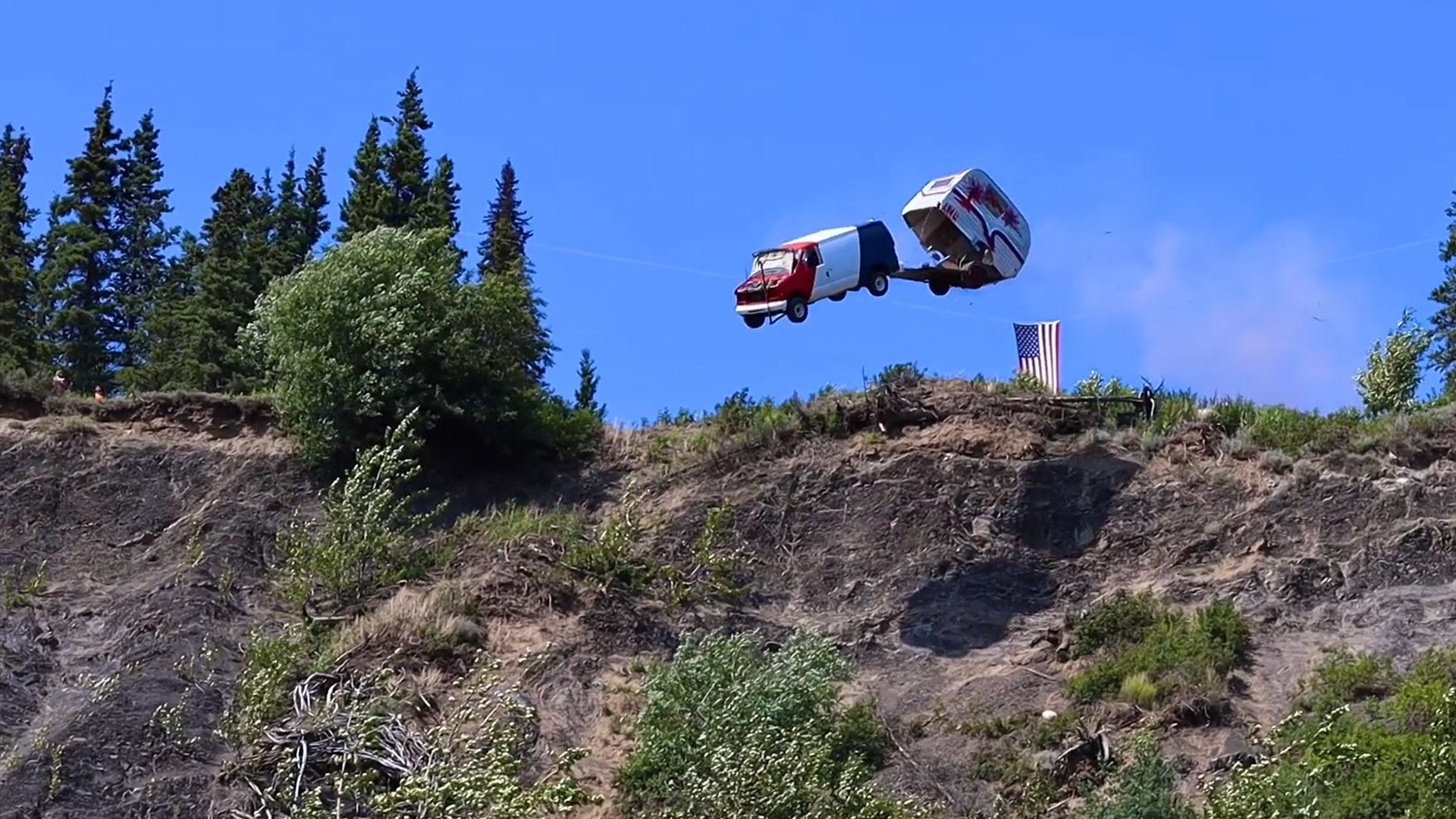 Auto’s lanceren in plaats van vuurwerk - TopGear Nederland