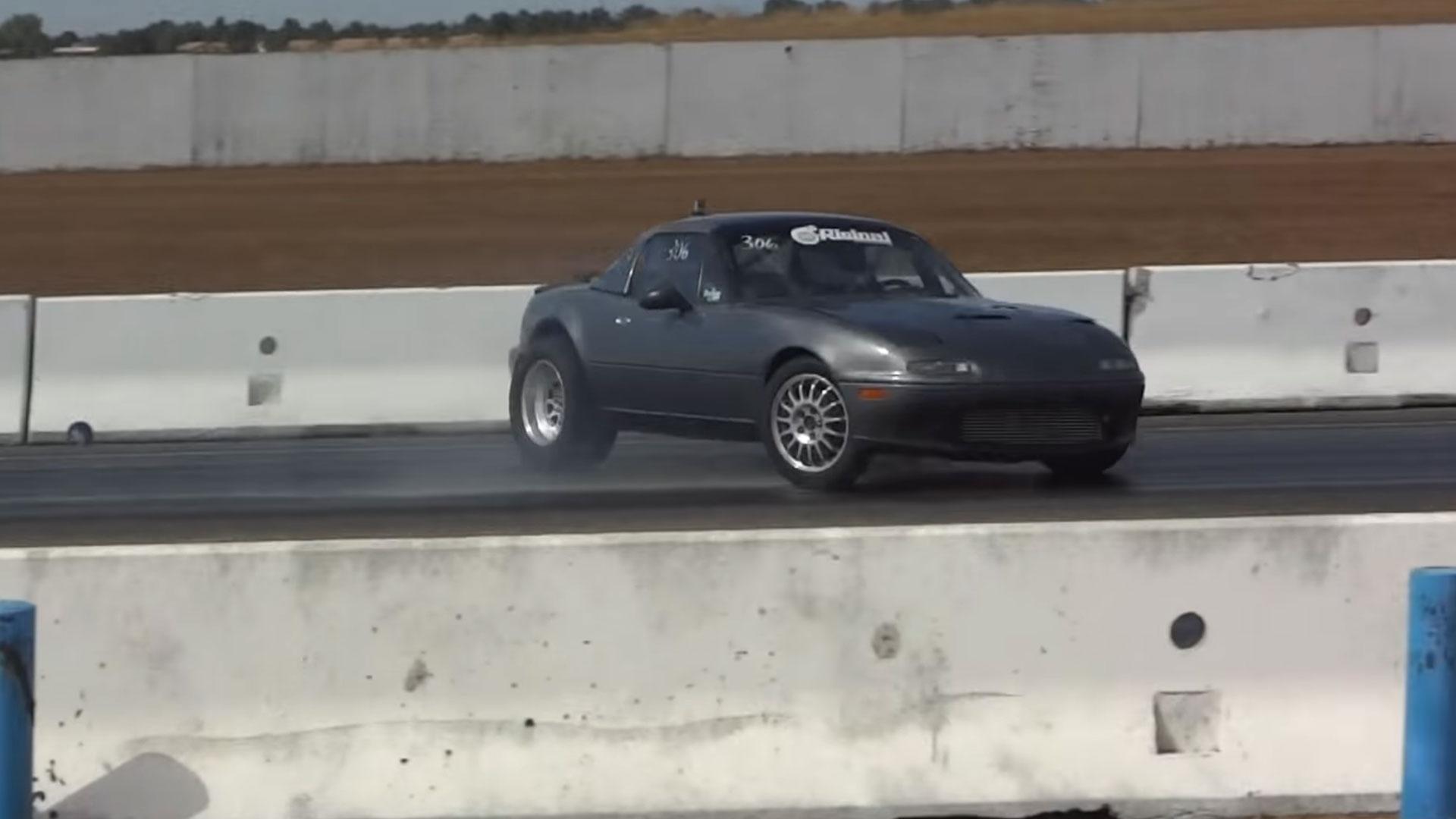 Mazda MX-5 met 900 pk maakt onmogelijke redding (VIDEO)