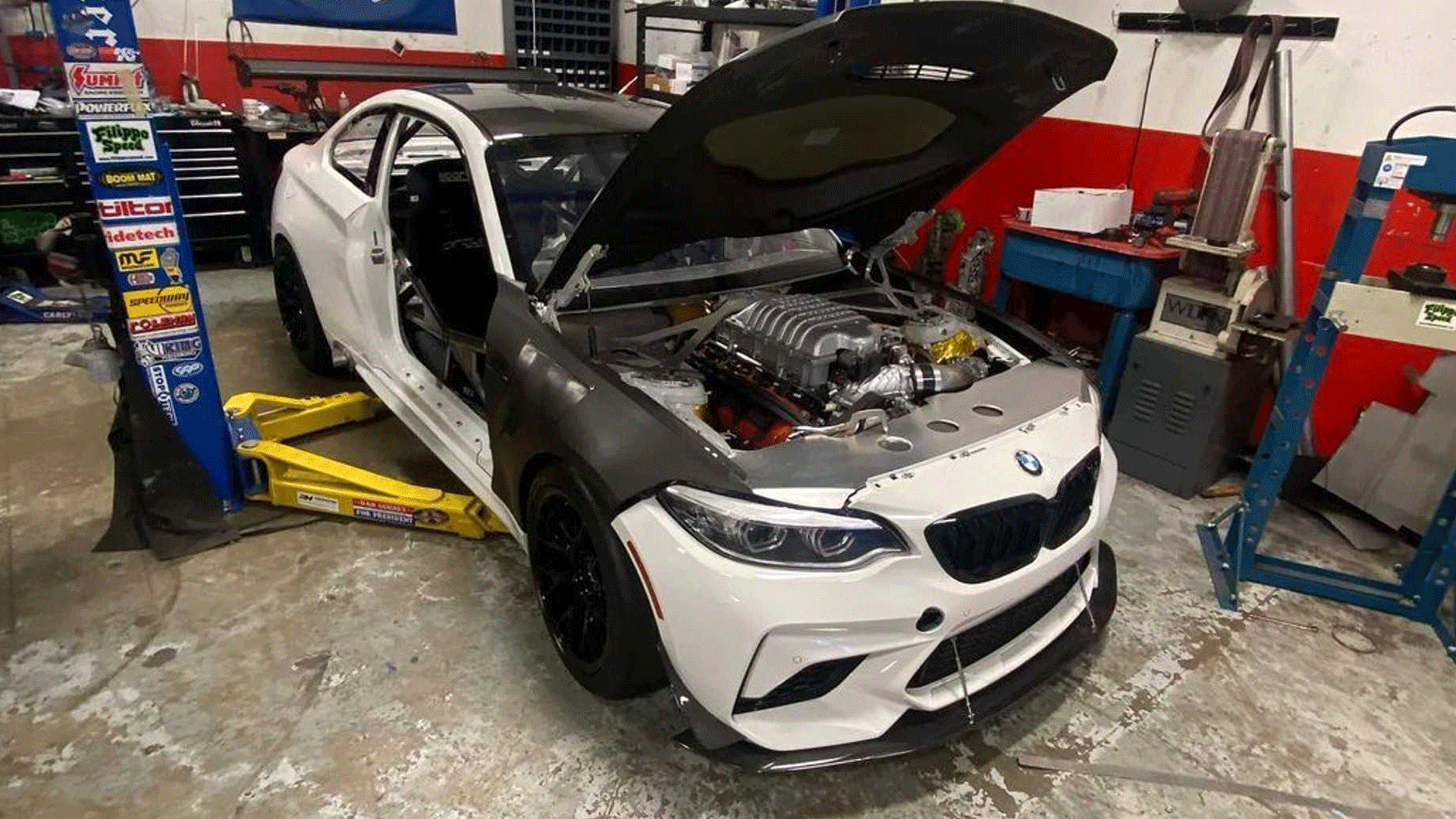 Dit is een BMW M2 Competition met een Hellcat-V8 (en 717+ pk)