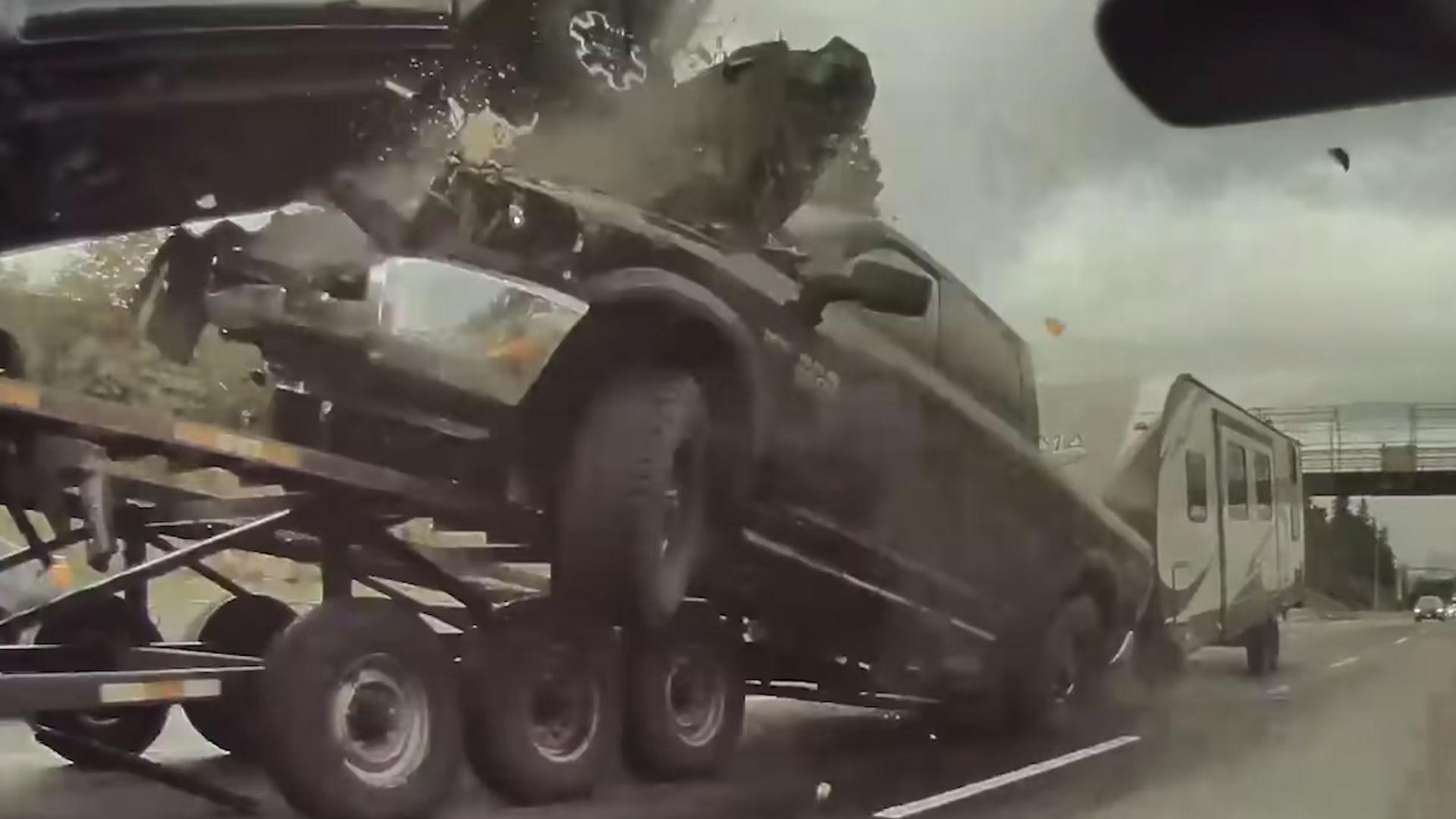 Pick-up crasht op autotransporter - TopGear