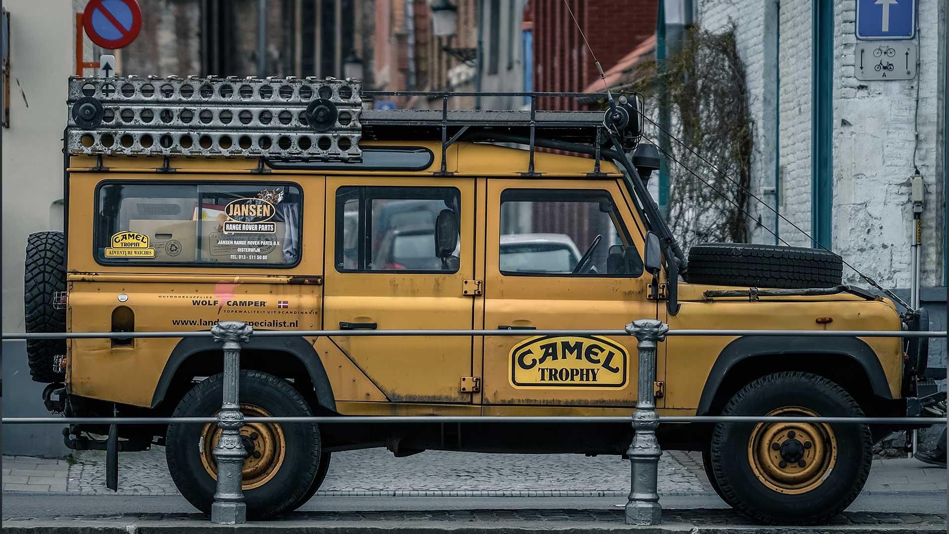 Waarom metalen draad tussen de motorkap en dak bij offroaders?