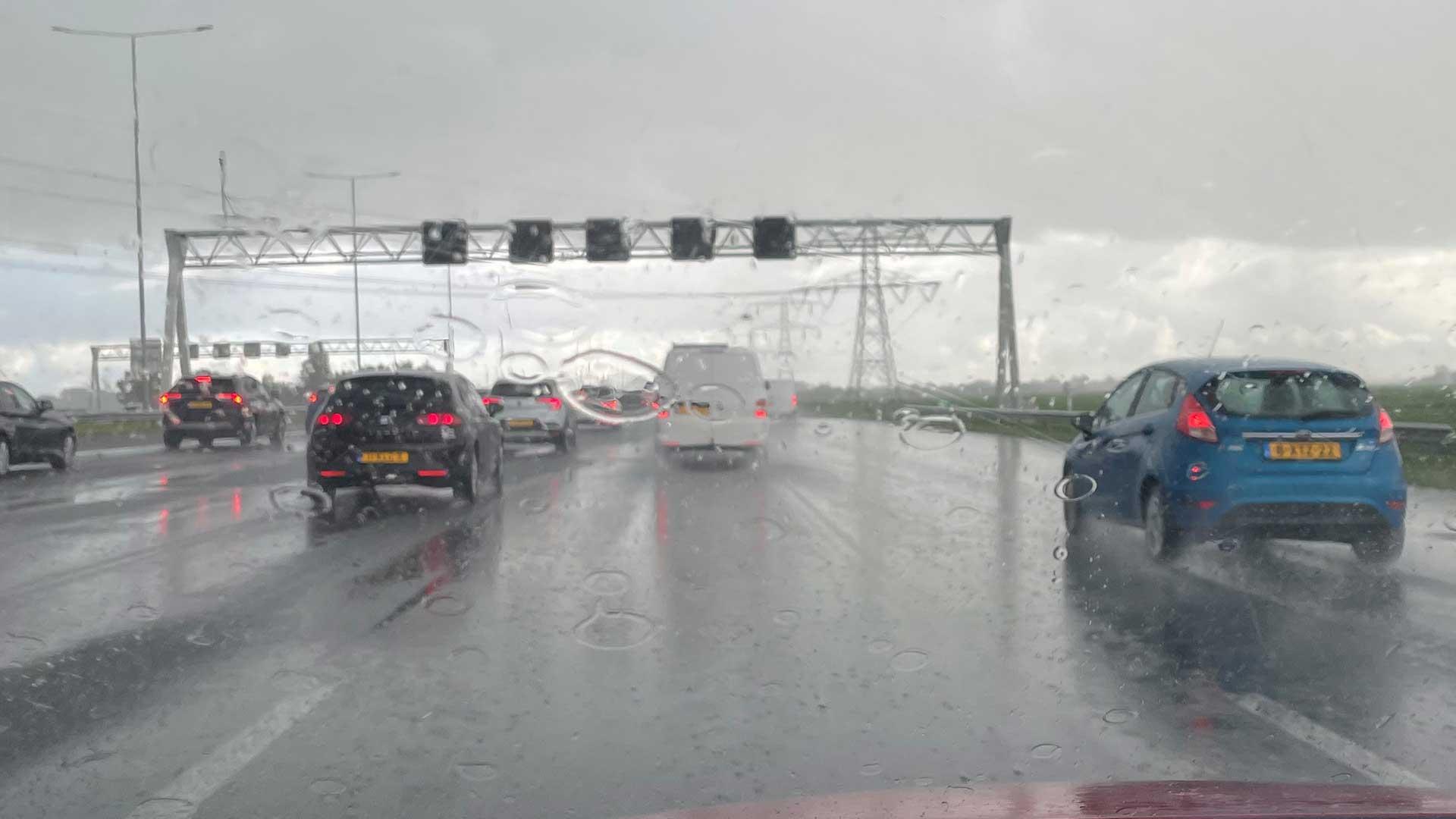 Code geel door storm Ciarán: Advies om niet de weg op te gaan - TopGear