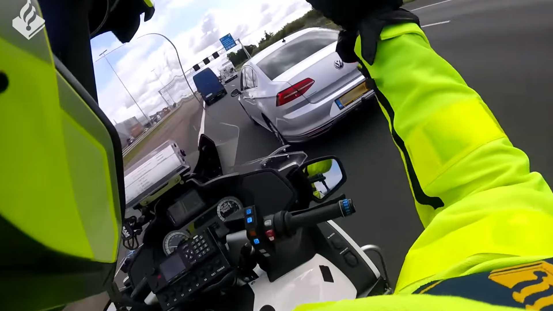 Kijk hoe een motoragent linksplakkers naar rechts dwingt