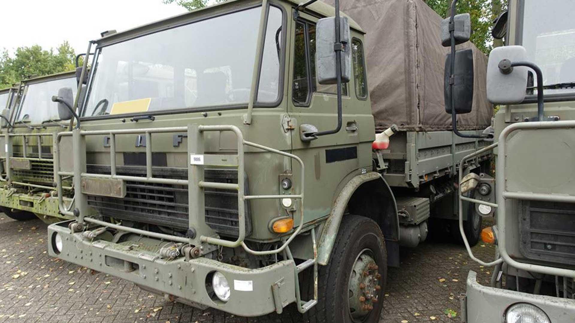 Meer dan 50 oude legervrachtwagens van DAF mogen weg