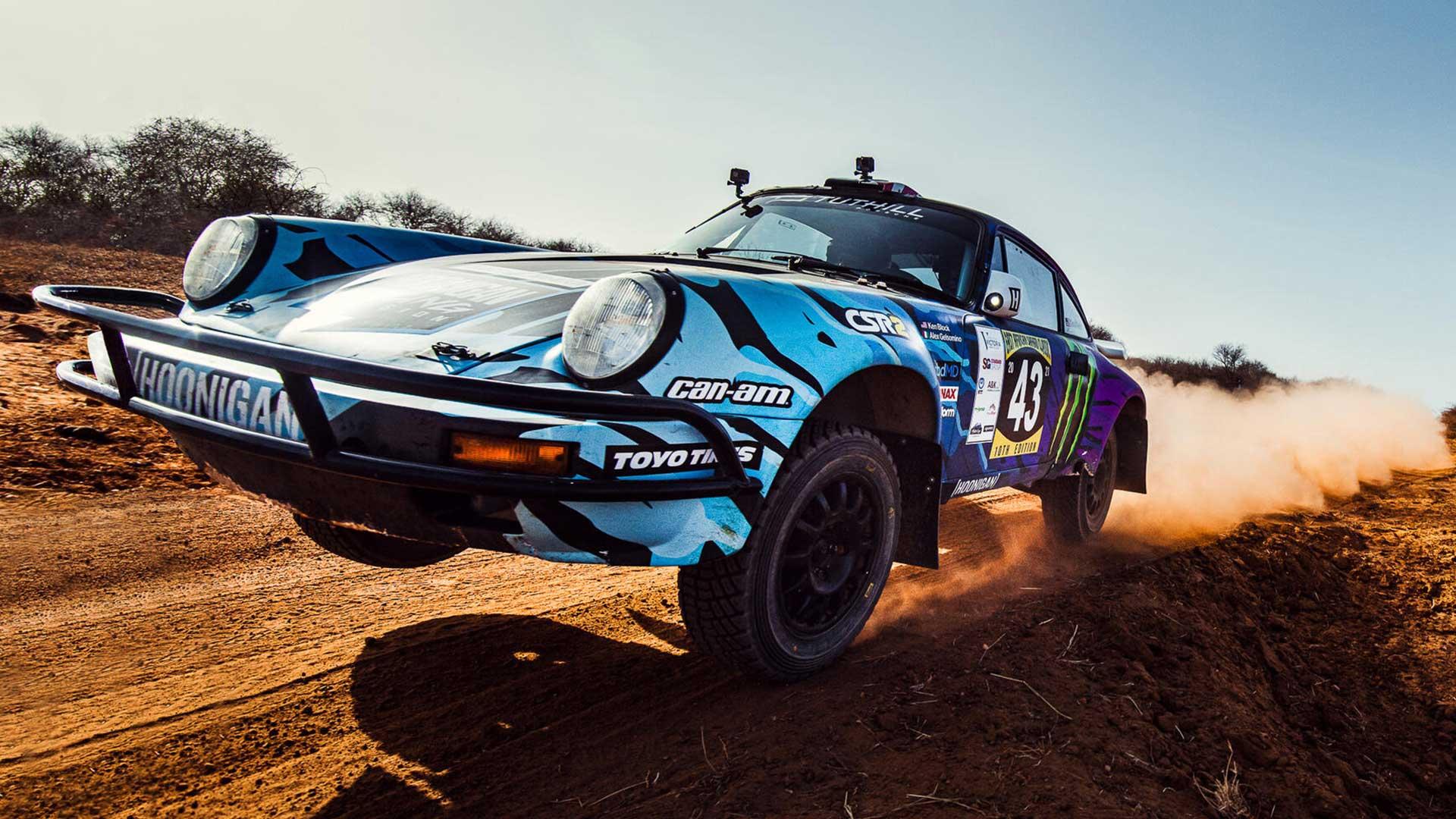 Klassieke Porsches happen stof tijdens de Safari Classic Rally