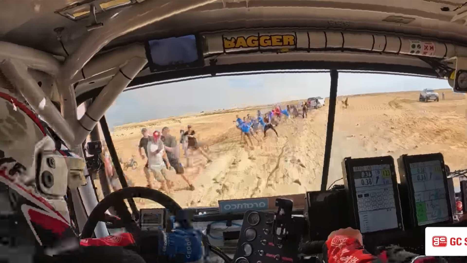Dakar-vrachtwagen maait bijna roedel toeschouwers omver - TG