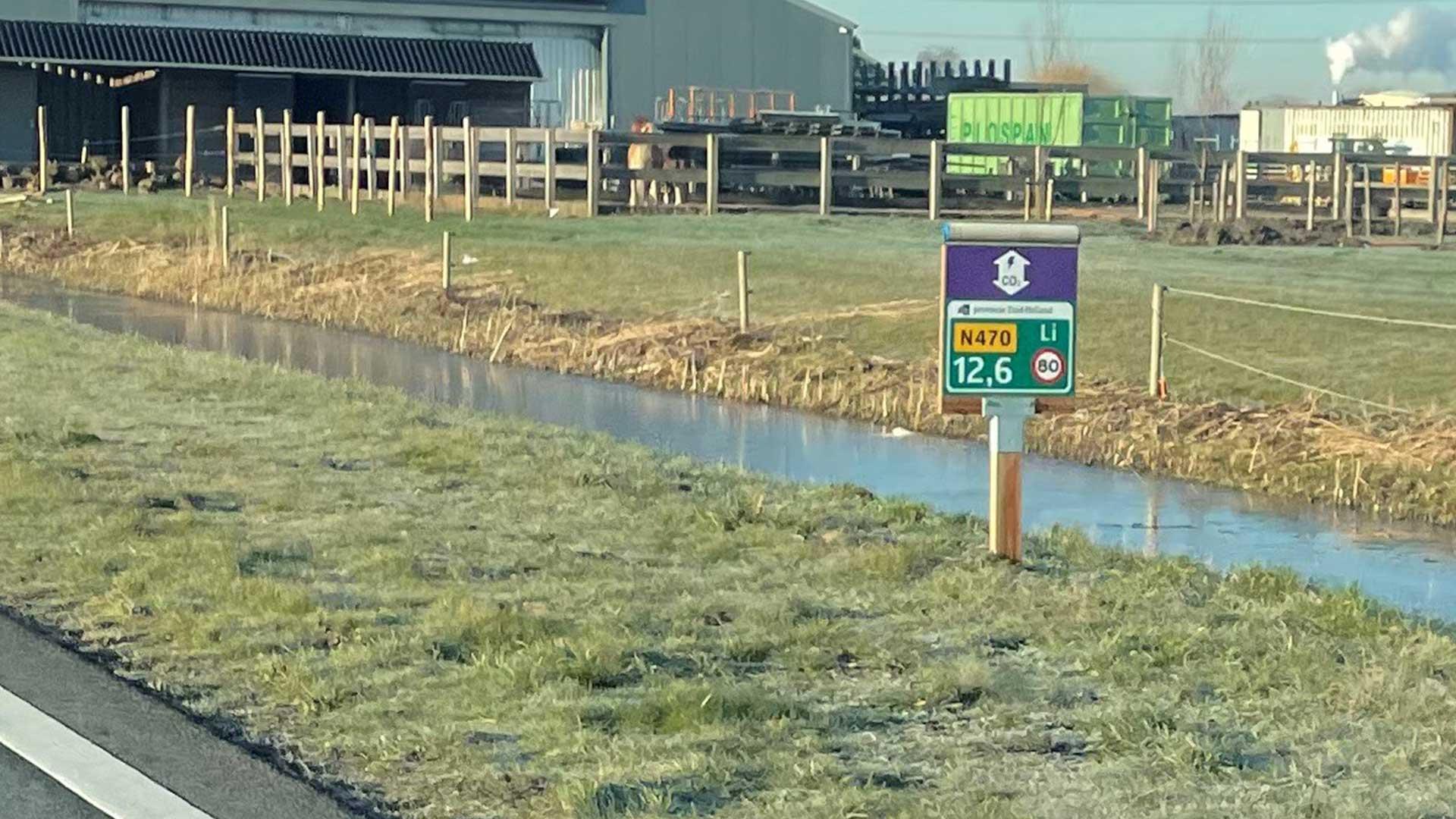 Waarom deze hectometerpaaltjes een paarse bovenkant hebben