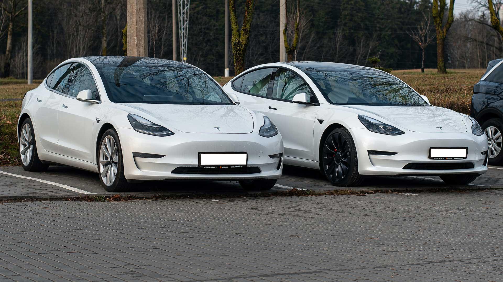 Man rijdt per ongeluk anderhalf uur in verkeerde Tesla - TopGear