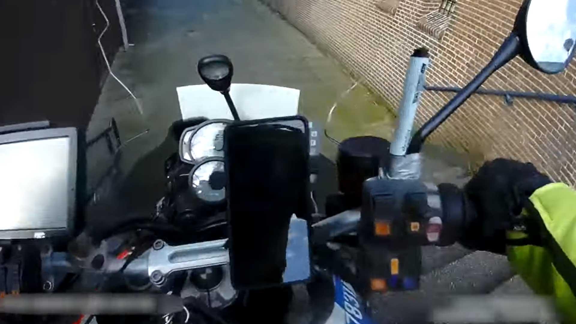 Motoragent hobbelt van trappetjes af tijden achtervolging