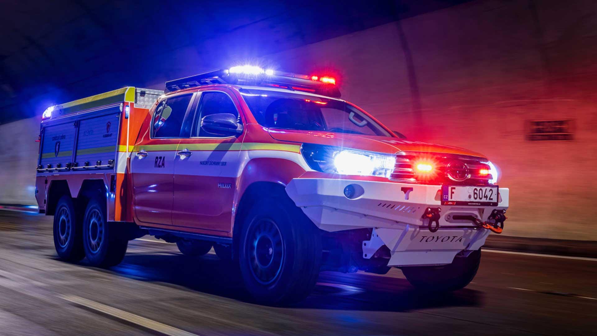 Toyota Hilux 6x6 is specialist in het blussen van elektrische auto's