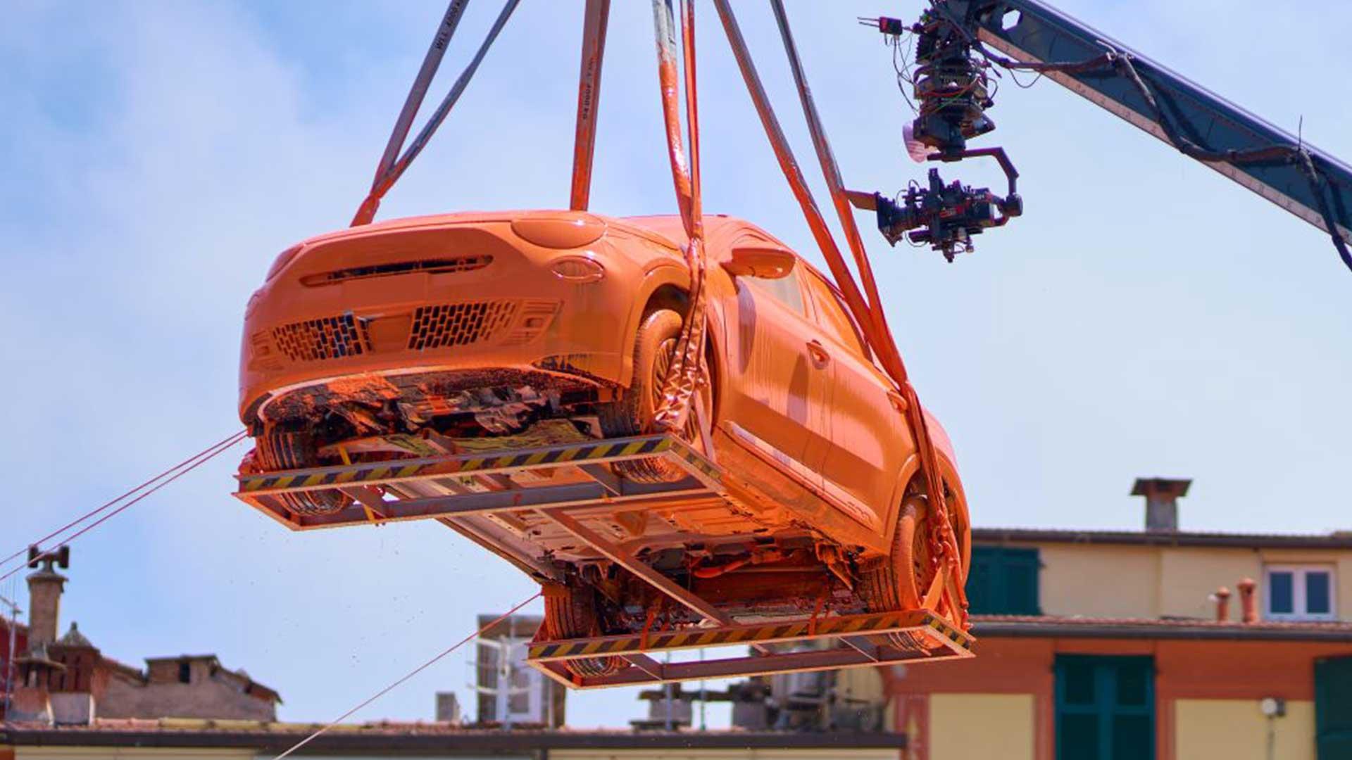 Fiat dompelt nieuwe 600e (mét bestuurder) in een gigantisch blik verf