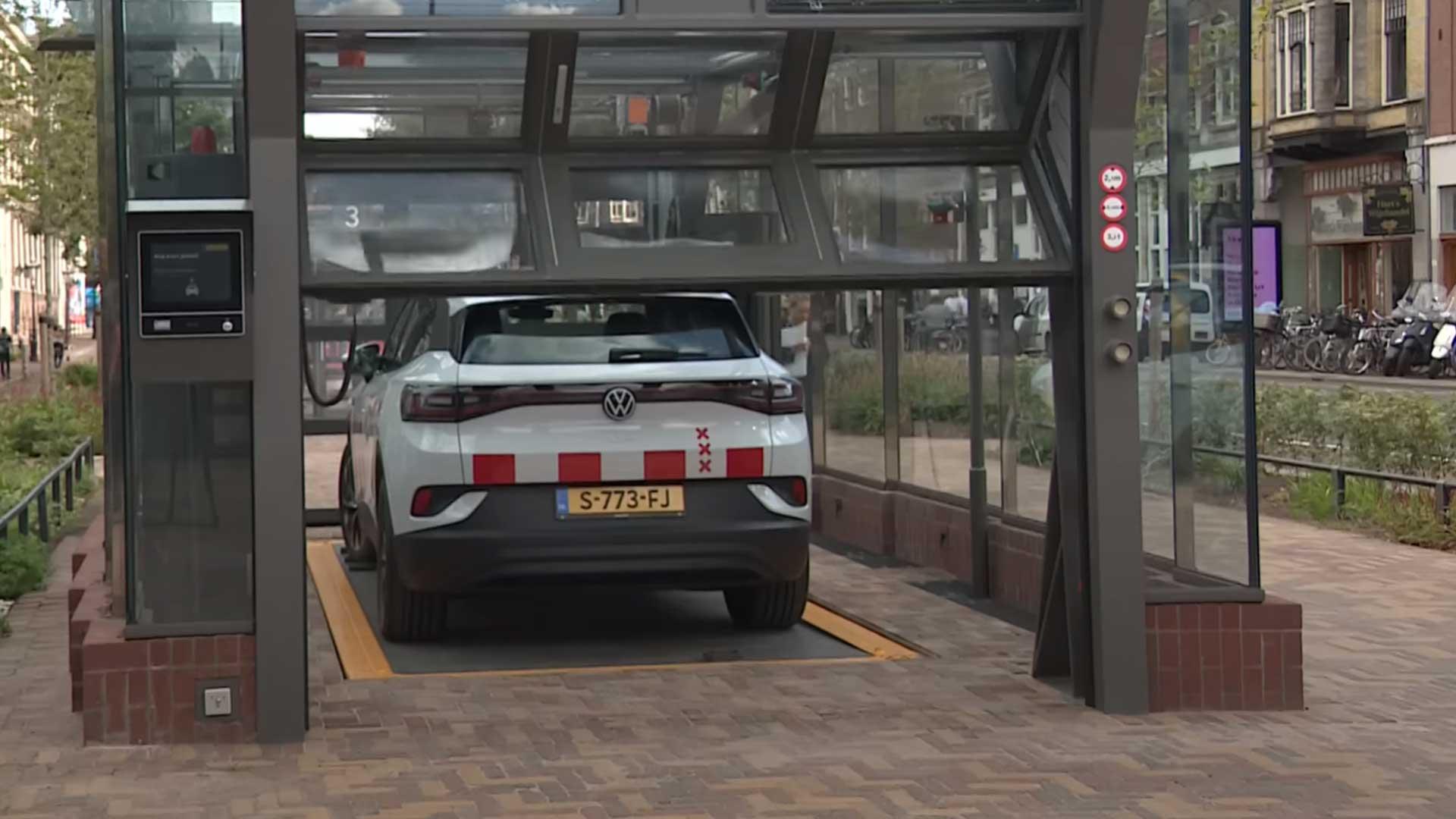 Auto parkeert in de automatische parkeergarage in Amsterdam - TopGear
