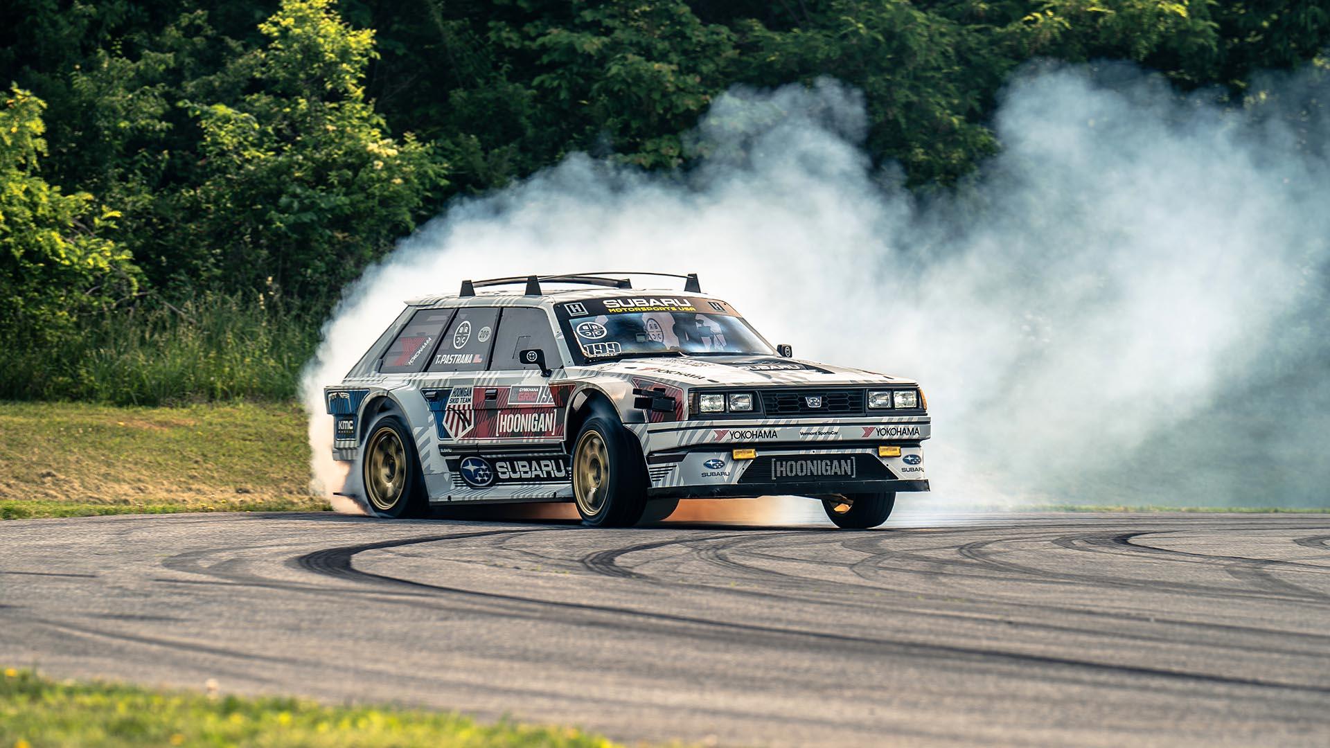 Travis Pastrana geeft rijles in de Subaru Family Huckster