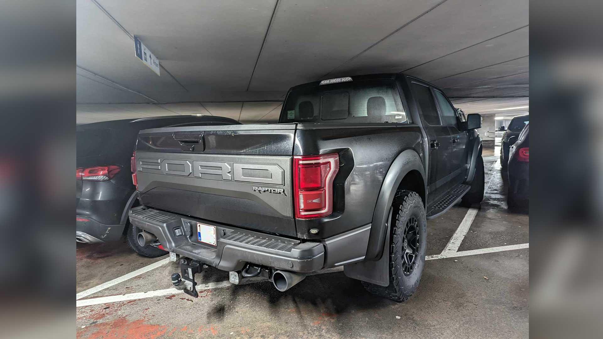 Ford F-150 Raptor past maar nèt in de parkeergarage