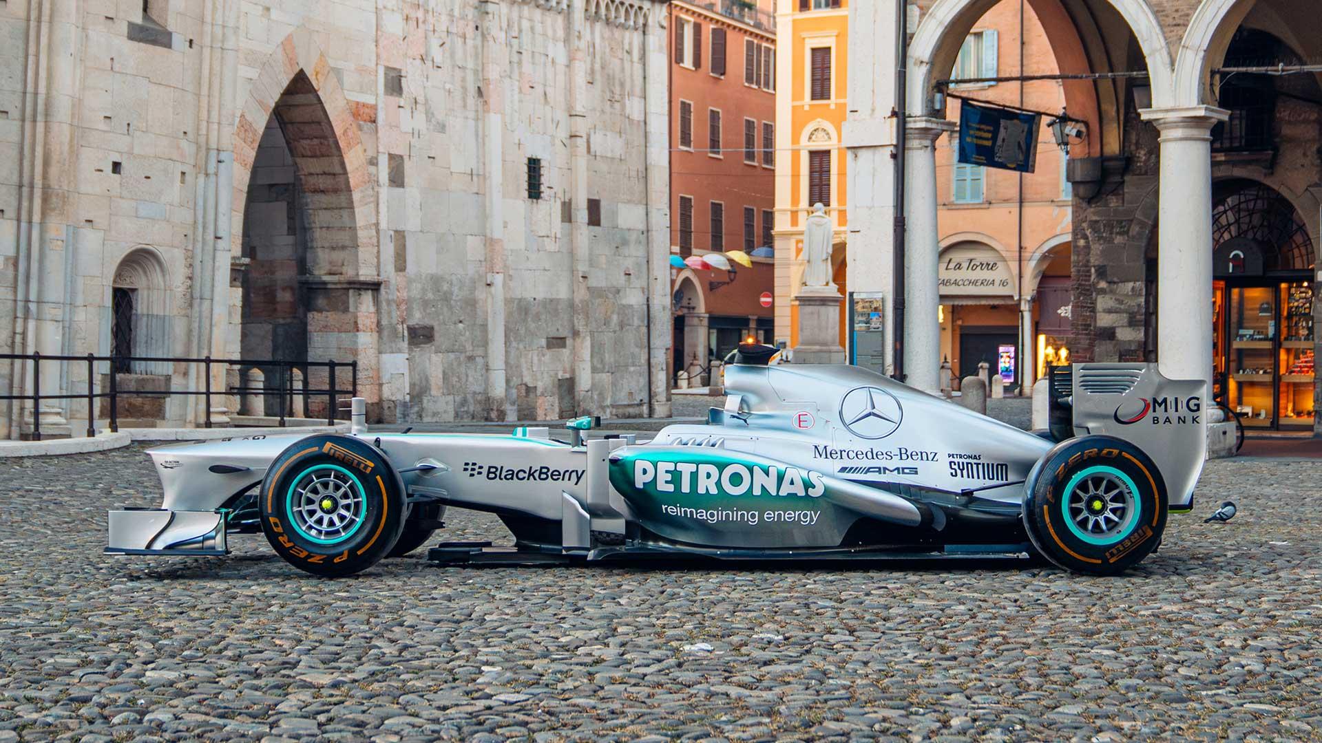 De eerste Mercedes F1-auto (met V8!) van Hamilton kan van jou zijn ...