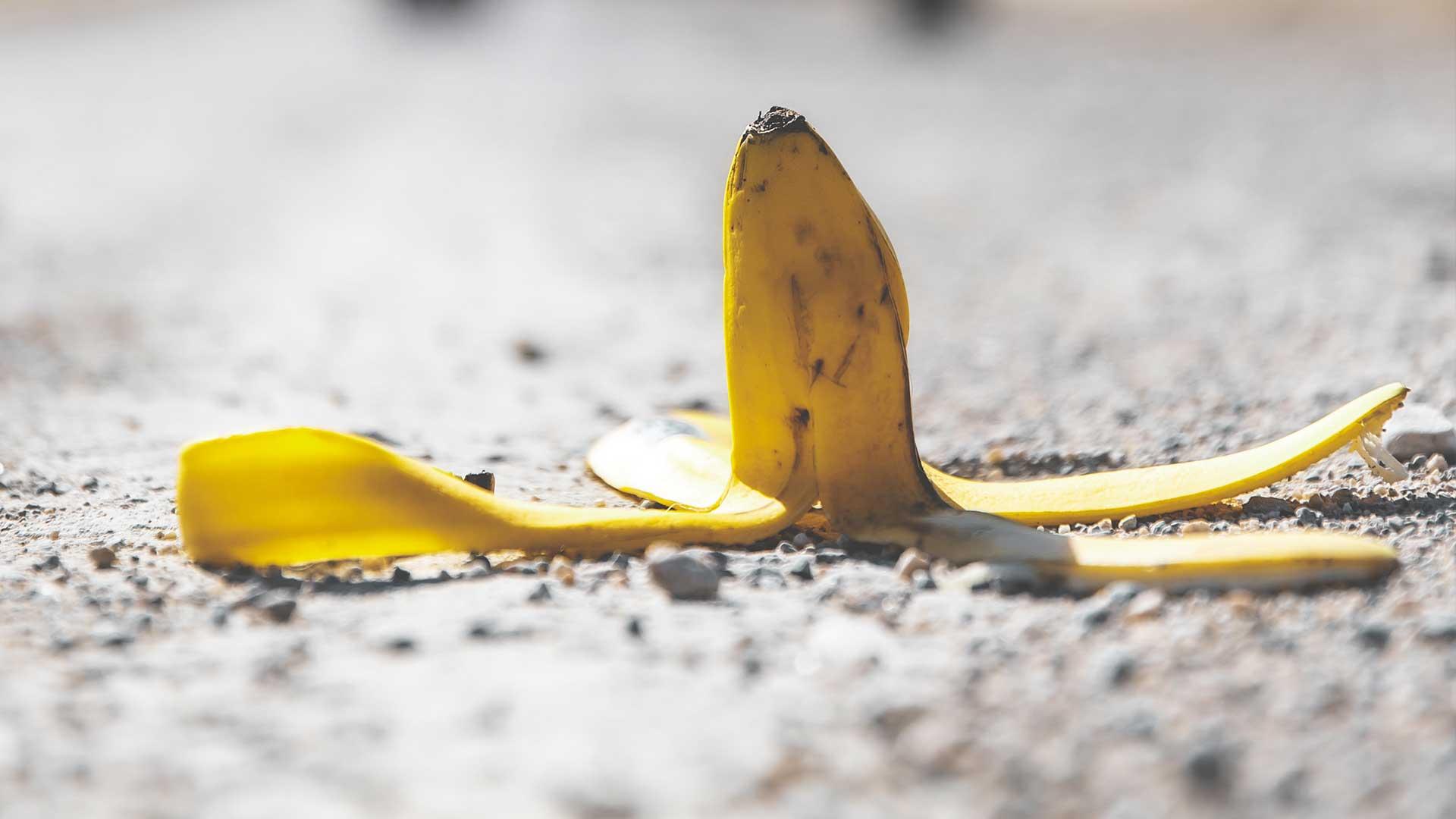 Kun je een boete krijgen als je een bananenschil uit auto gooit?
