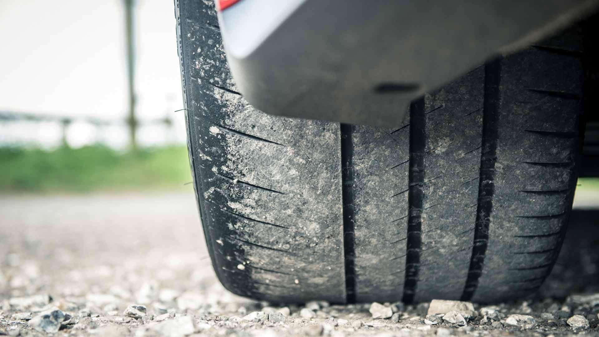 Zoveel Nederlandse auto's rijden op te versleten banden - TopGear