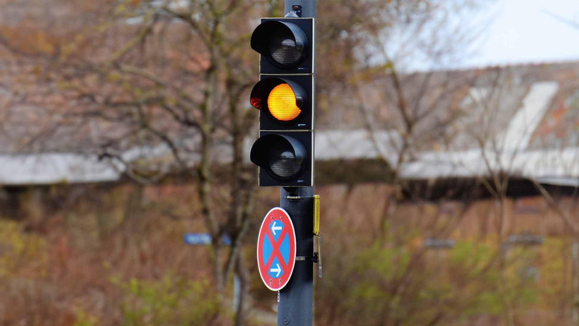 Hoelang staat een stoplicht op geel? En is dat altijd even lang? - TopGear
