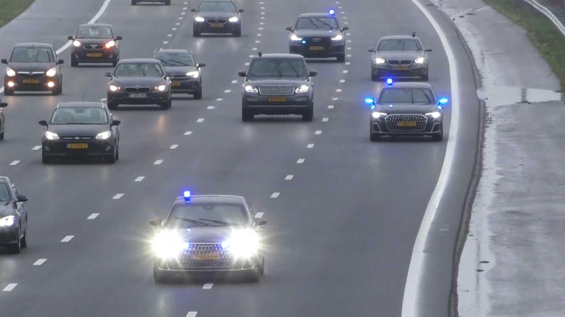 Kijk hoe de gepantserde Audi's van justitie in actie komen