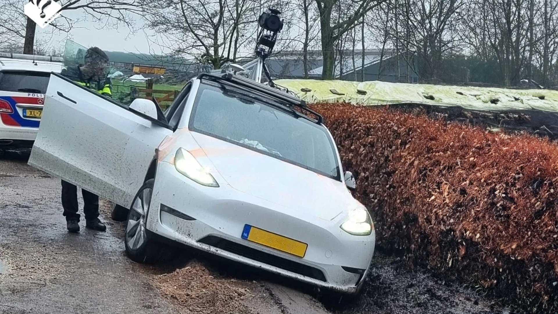 Dronken bestuurder rijdt Streetview-auto vast in een greppel
