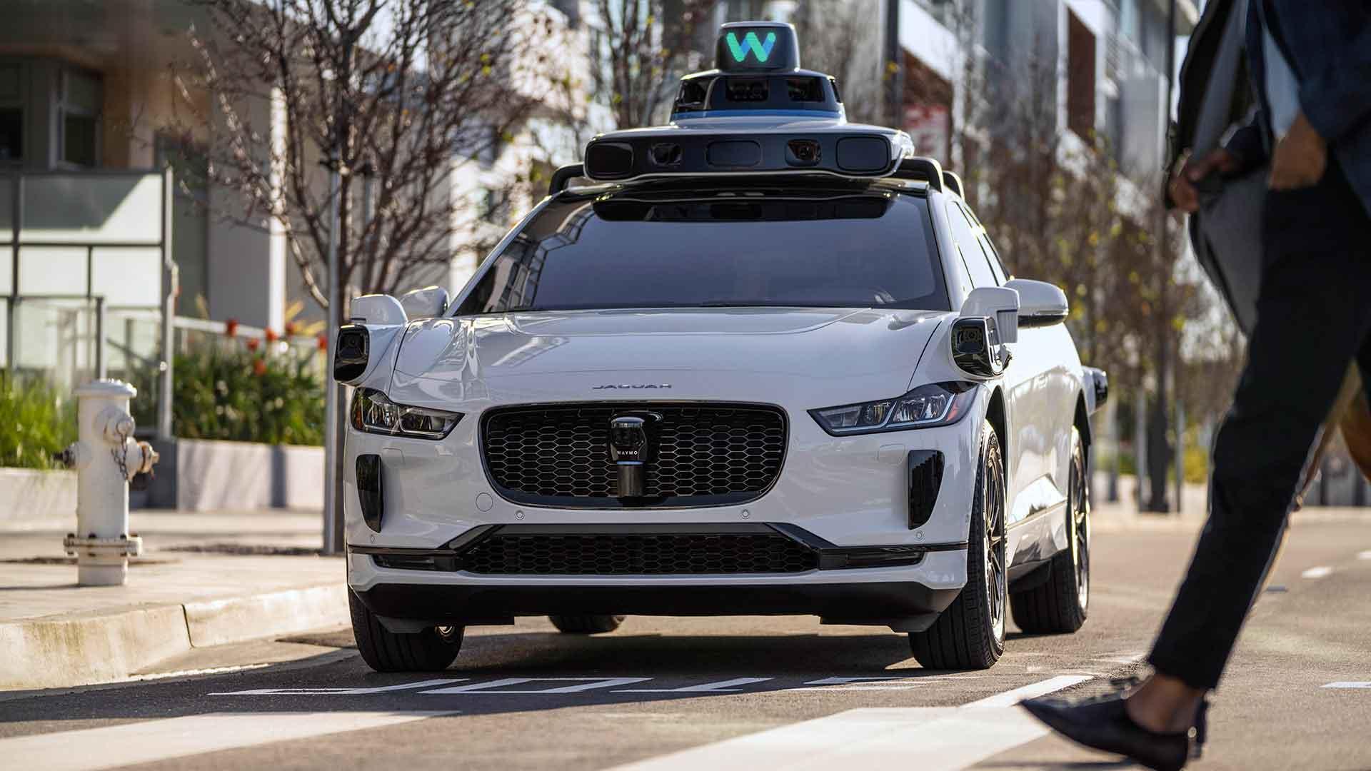Google stuurt gratis autonome taxi's de weg op in Amerika - TopGear