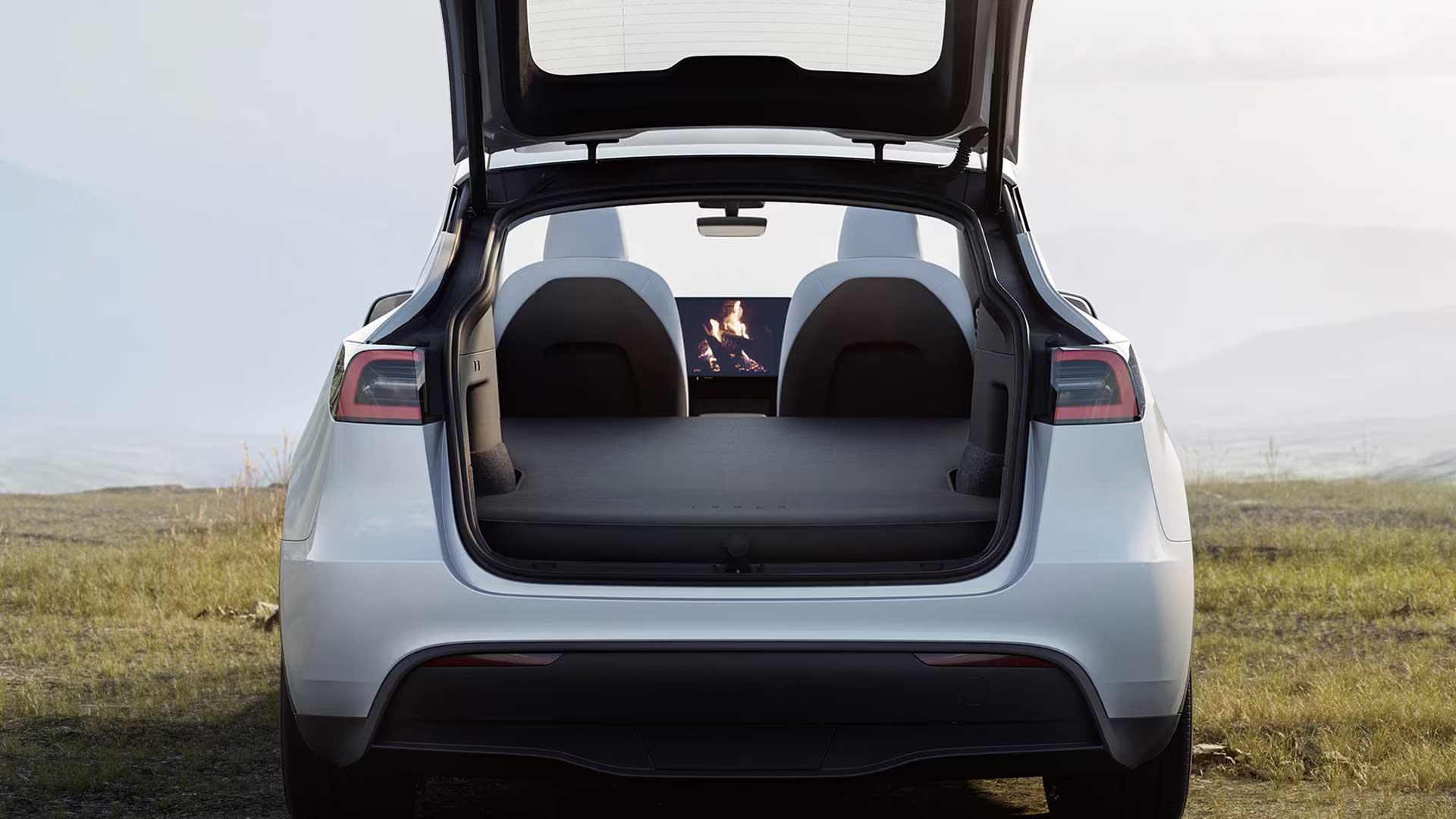 Je kan nu een dutje doen op een matras in de Tesla Model Y - TopGear