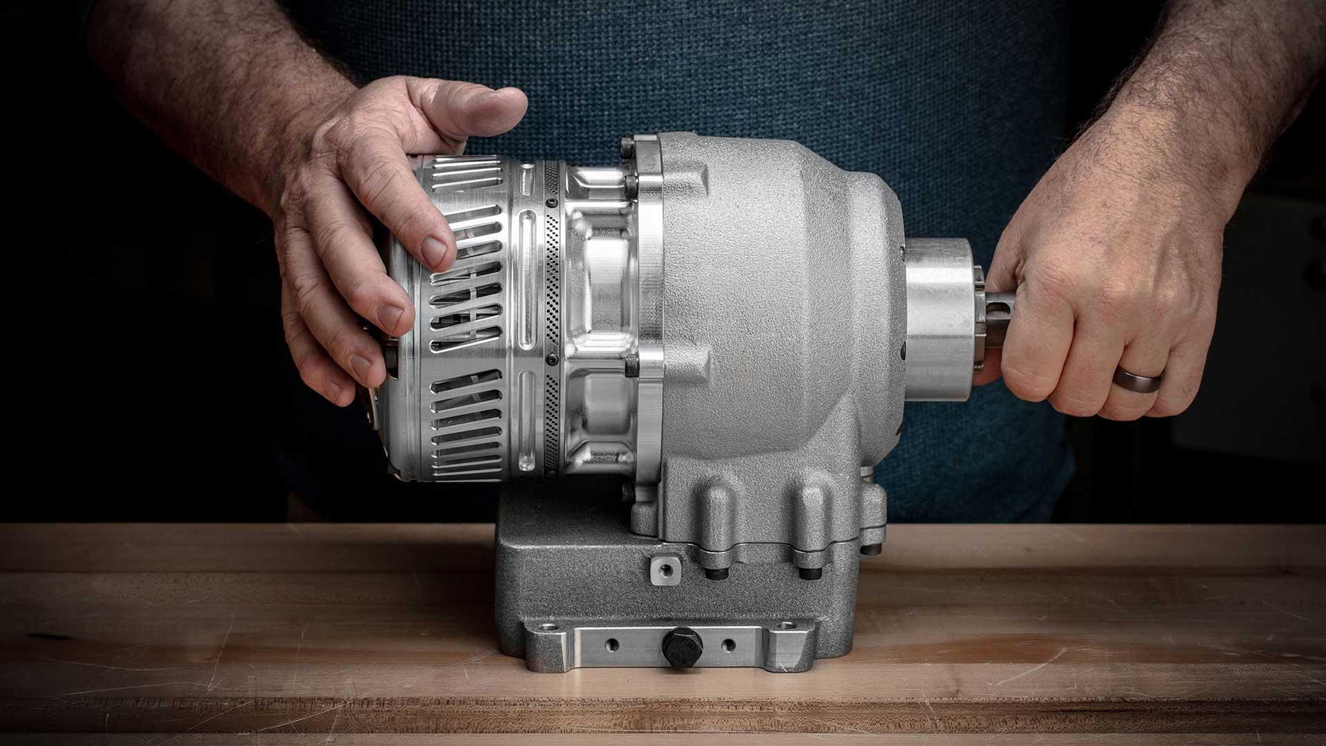 Avadi is een bijzondere benzinemotor van maar 12 kilo