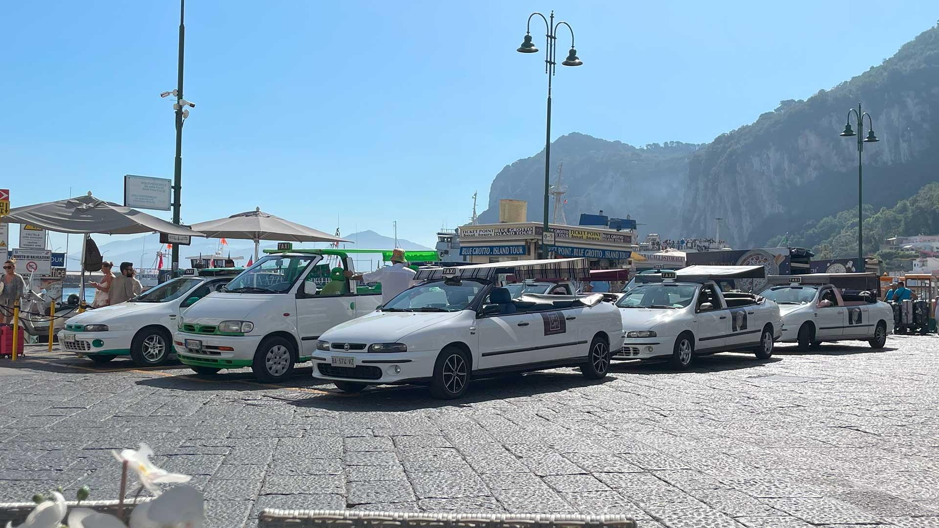 Bijna alle taxi's op het Italiaanse eiland Capri zijn cabrio's