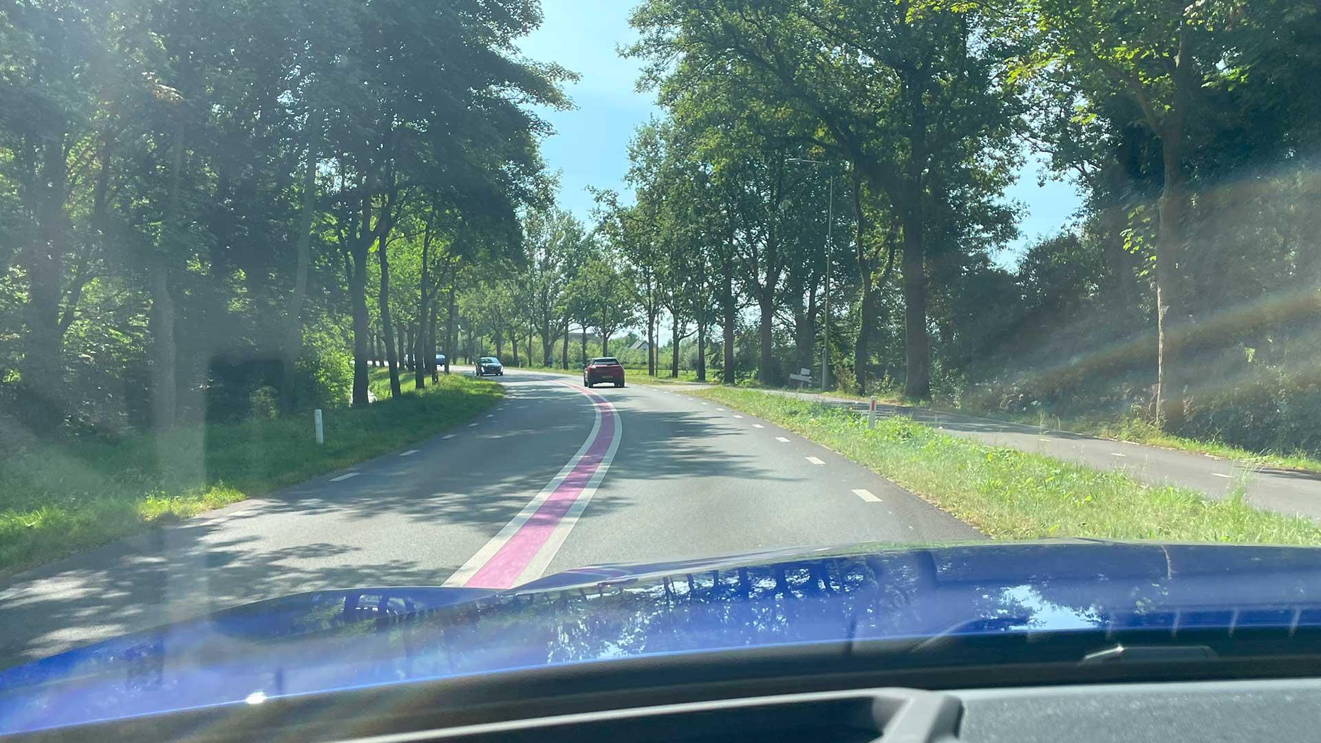 Wat betekent de paarse streep op de weg? Hoe hard mag je daar?